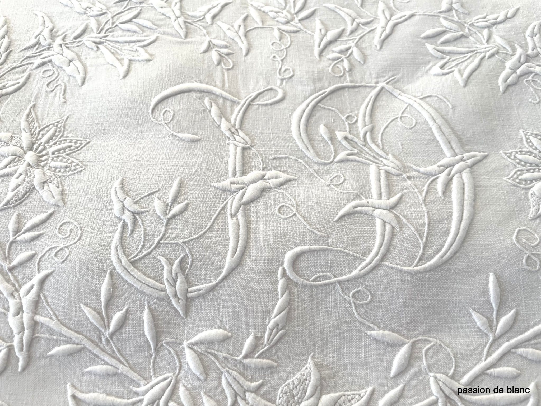 Grand drap festonné en lin fin avec somptueuse broderie pour le ...