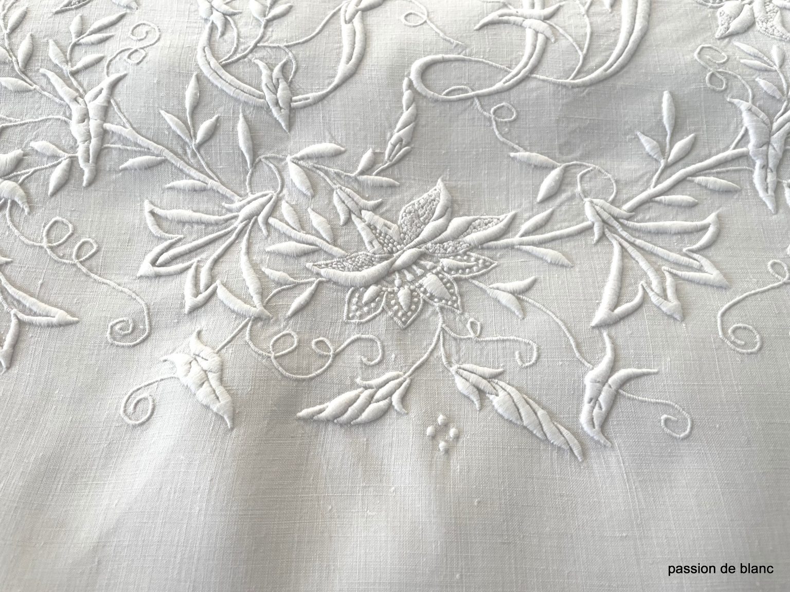 Grand drap festonné en lin fin avec somptueuse broderie pour le ...