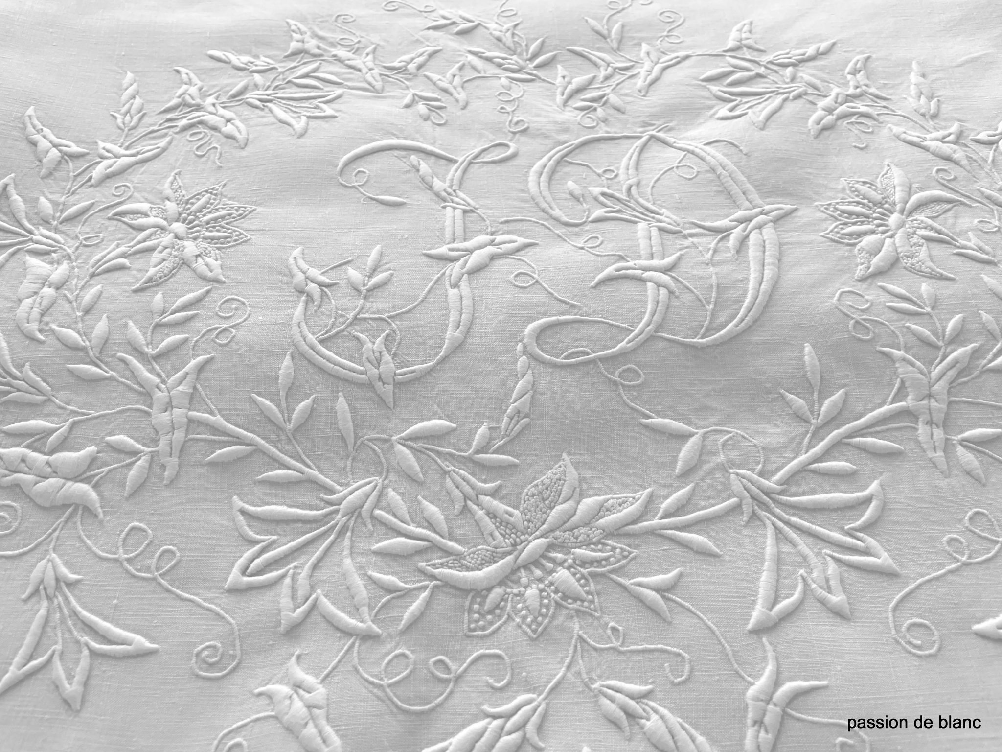 Grand drap festonné en lin fin avec somptueuse broderie pour le ...
