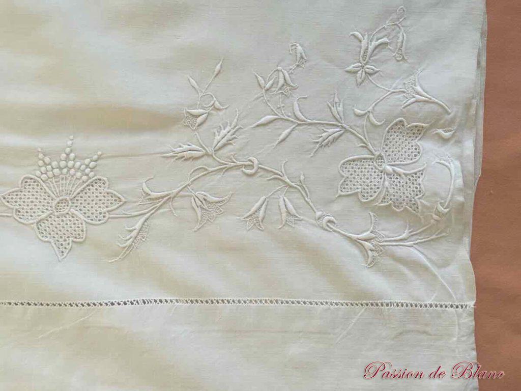 Grand drap en lin fin blanc avec broderie de guirlande fleurie et monos ...